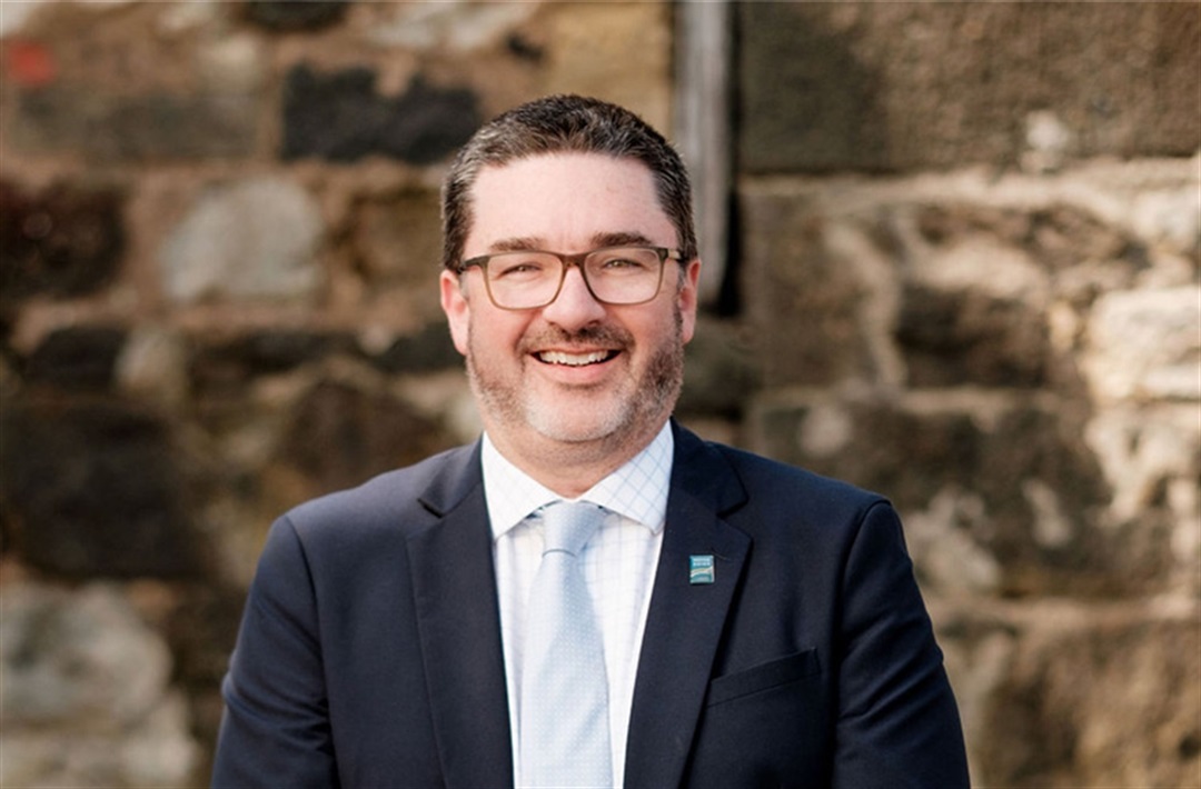 Brett Davis to step down as CEO