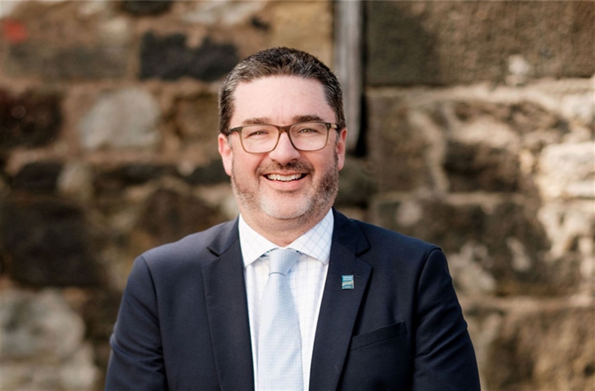 Brett Davis to step down as CEO